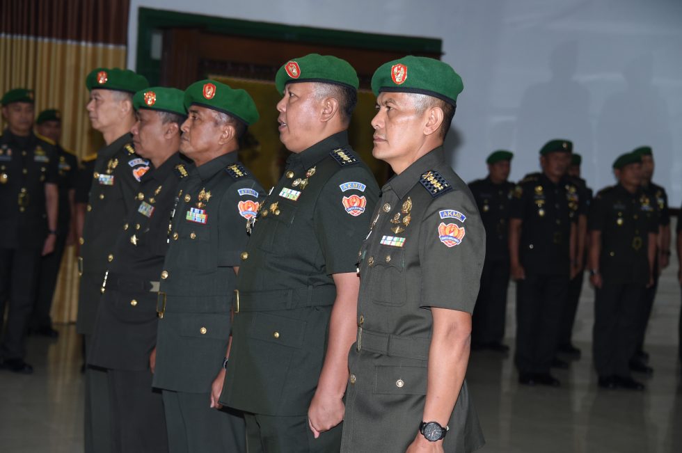 SERAH TERIMA JABATAN DAN TRADISI WARGAAKADEMI MILITER | Akademi Militer